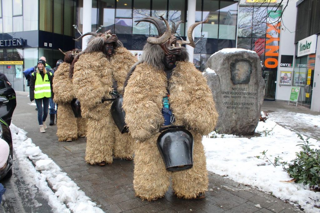 Traditionelle Perchten tampern in der Wörgler Innenstadt - Vero Online